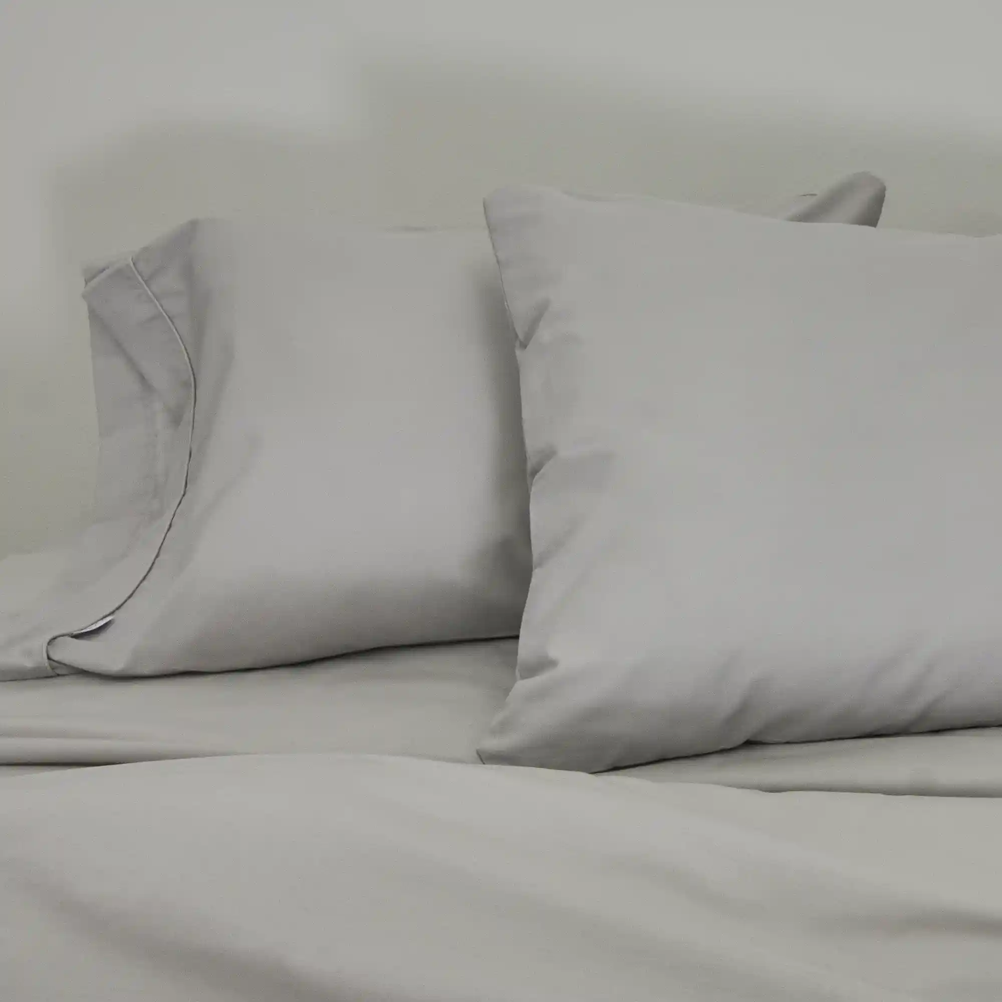 Juego de sábanas 144 hilos con embone gris nieve